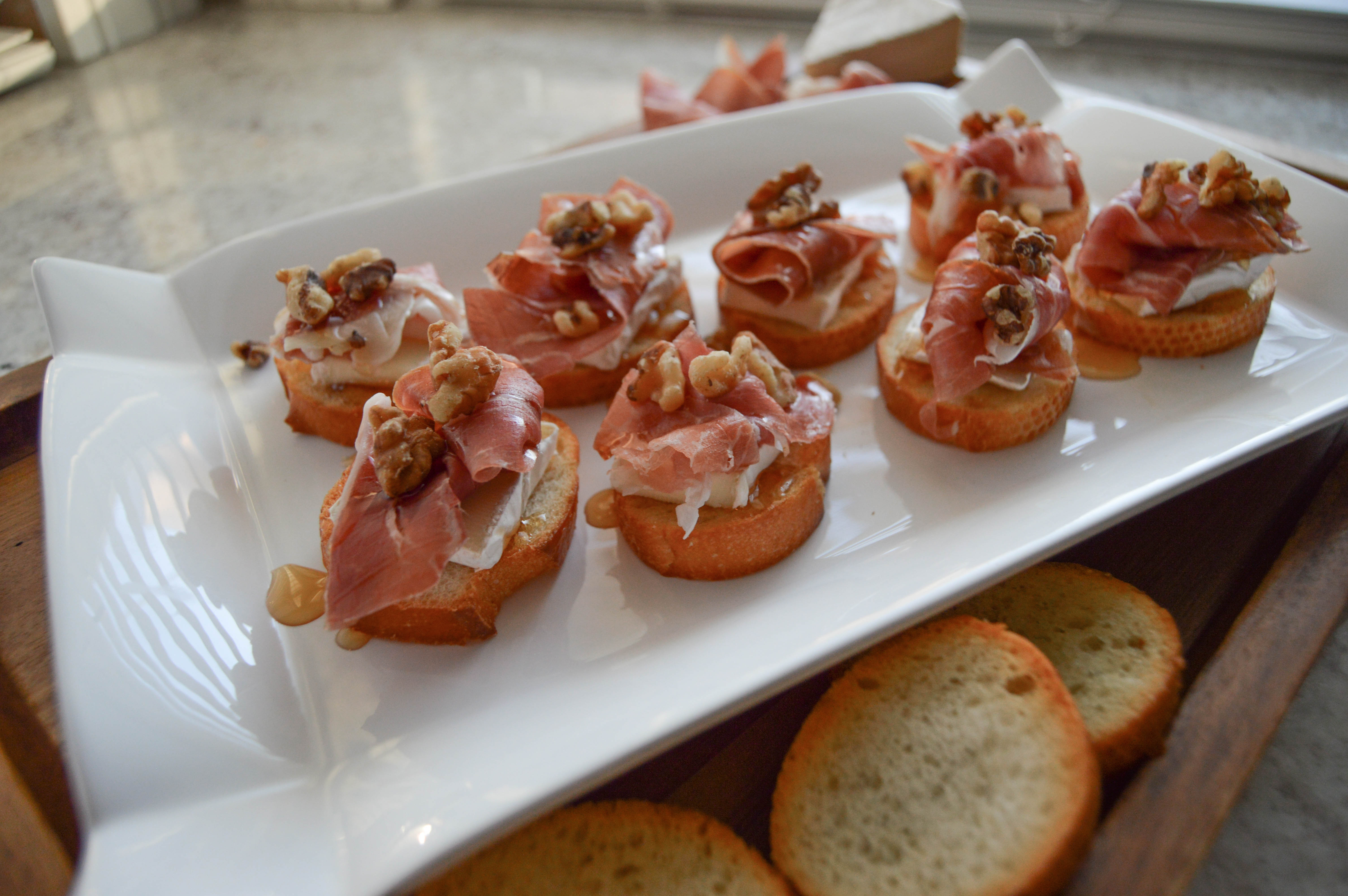 prosciutto brie crostini | an easy thanksgiving appetizer prosciutto brie crostini | an easy thanksgiving appetizer
